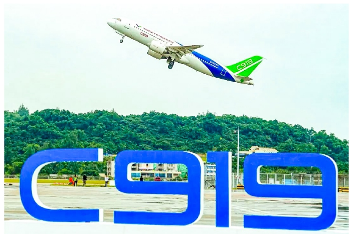 C919大型客机和ARJ21医疗机 首次亮相中国航展--浦东时报