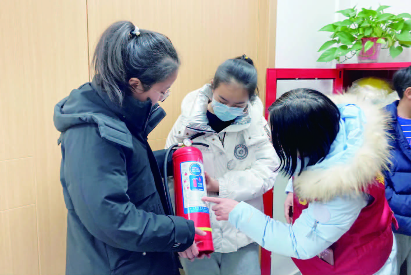 社区组织青少年消防演练--海门日报