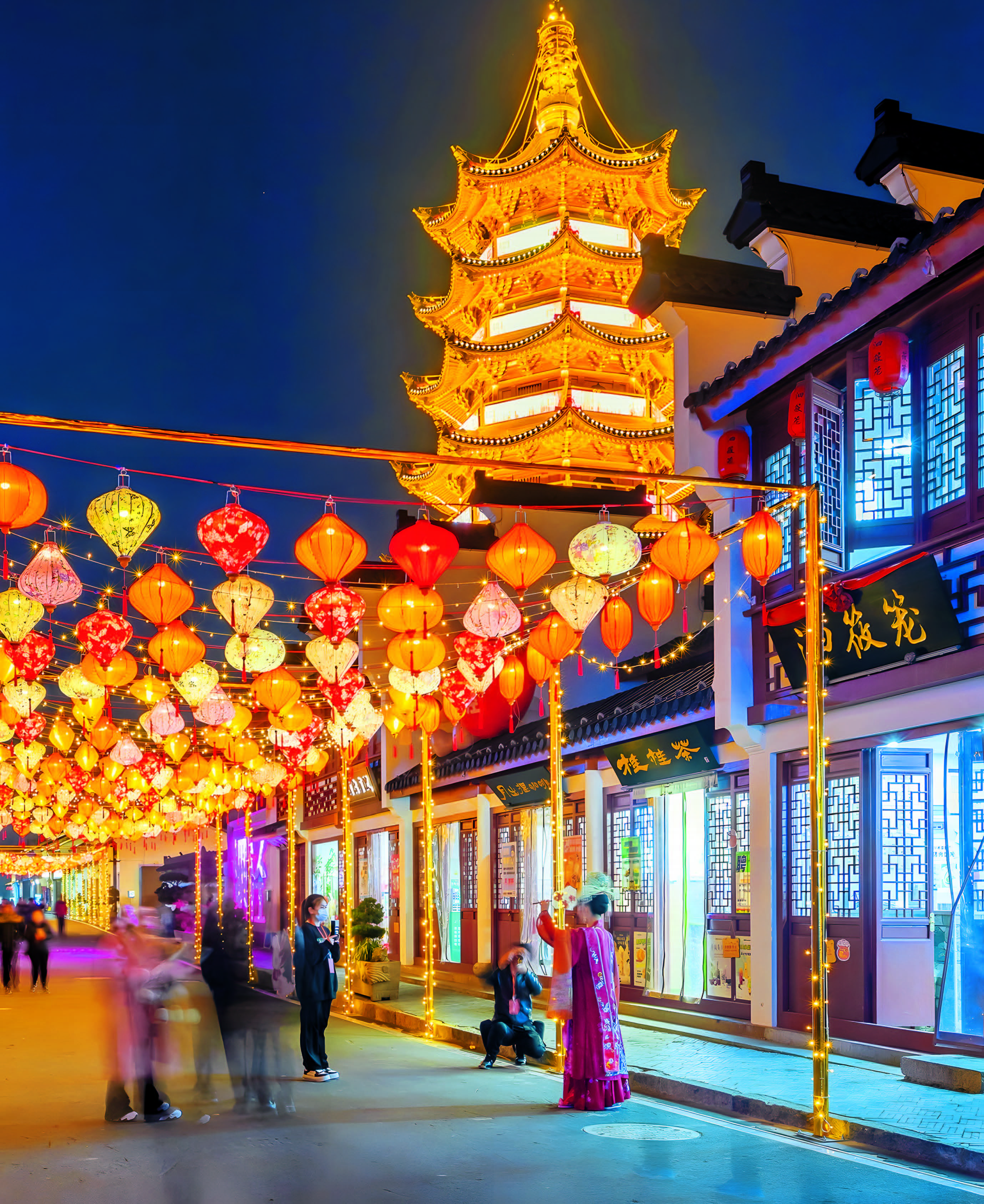 COLORFUL LANTERNS DECK UP OLD TOWN--松江报